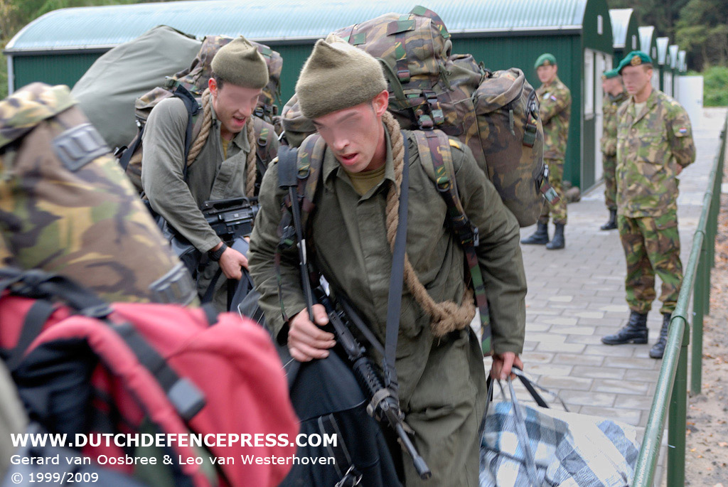 Aspirant-commando's openen de jacht op de 'Groene Baret' - Dutch ...