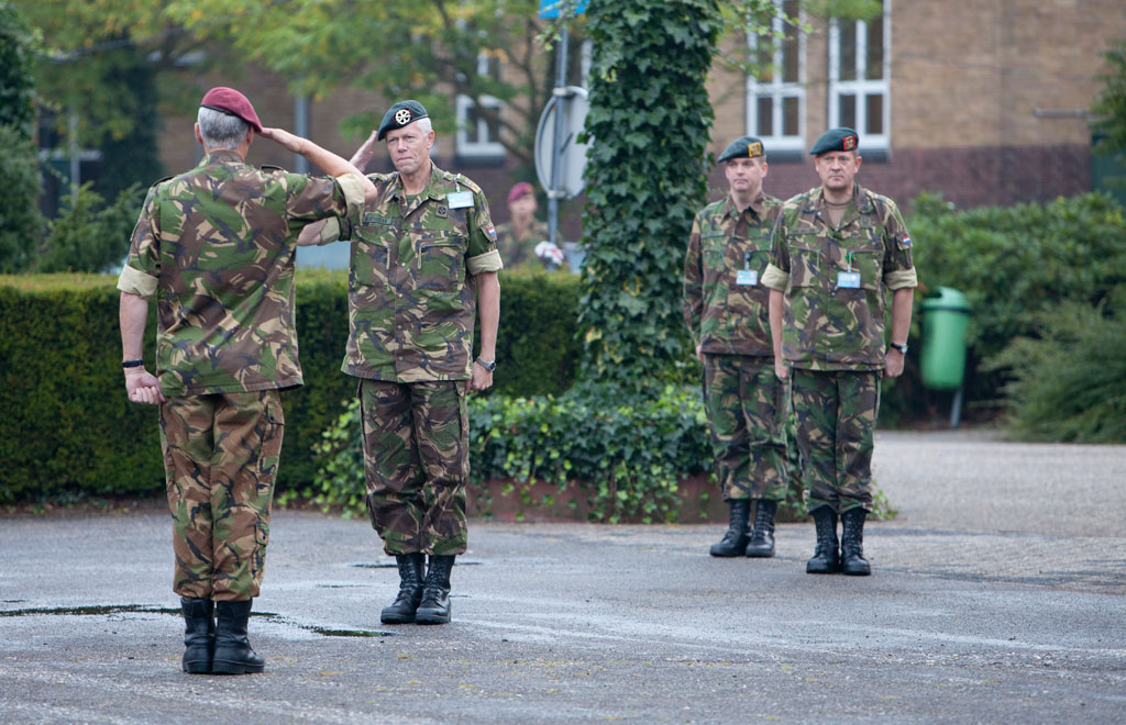 Rode baret voor nieuwe commandant luchtmobiele brigade - Dutch Defence ...