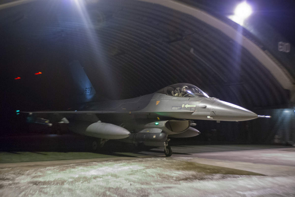 Avondvliegoefeningen vliegbasis Volkel in 2021 - Dutch Defence Press